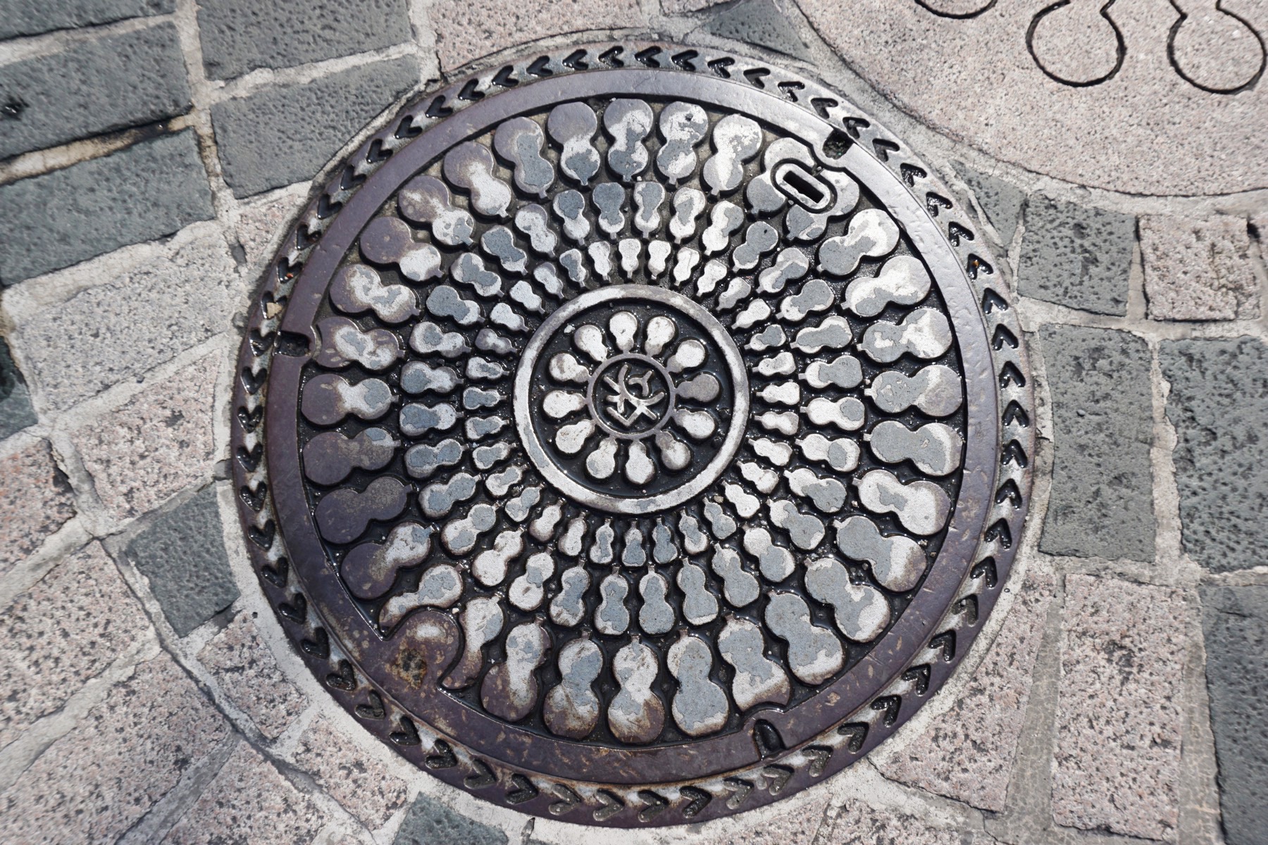 (English) Nagahama Station (Hideyoshi’s Flag Insignia artistic Manholes ...